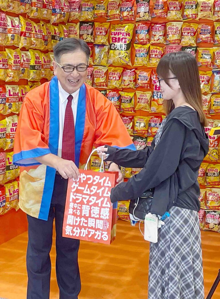 カルビーポテトチップス発売50周年〜全国縦断サンプリングスタート - Hoitto! ヘルスケアビジネス（ほいっとヘルスケアビジネス、運営：ヘルスケアワークスデザイン）